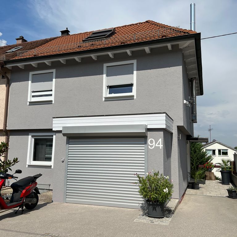 Eine Fassade ausbessern und streichen | MyHammer